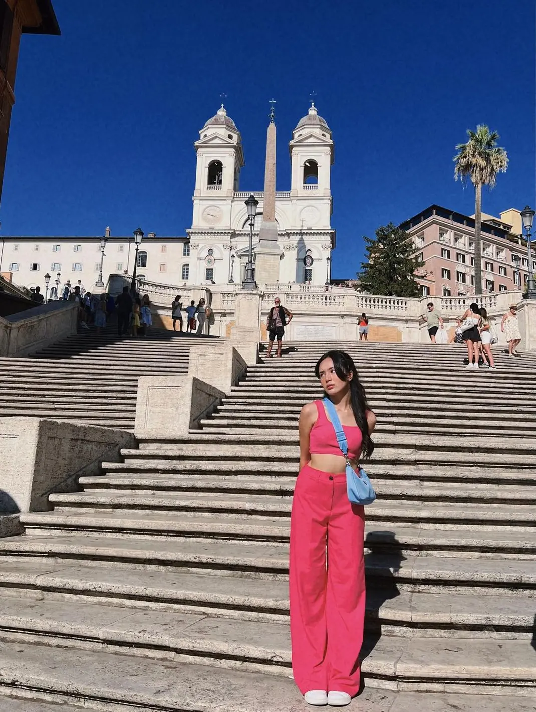 Gaya Beby Tsabina saat Berpose di Spanish Steps, Gemas - Foto Liputan6.com