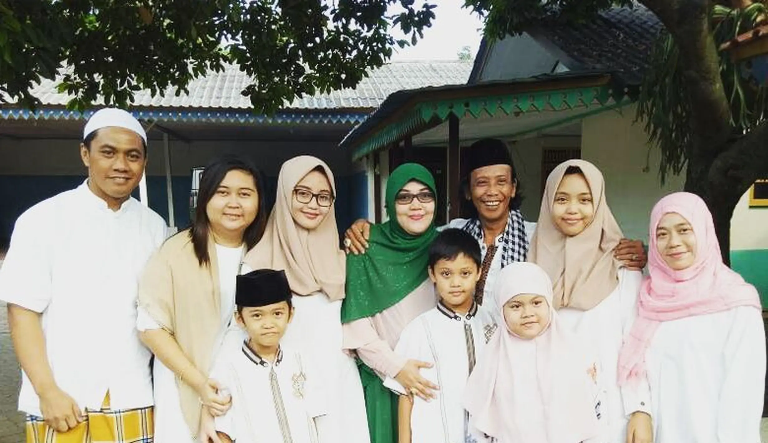 Potret Rumah Mandra Nuansa Betawi dengan Halaman Super Luas - Photo ...