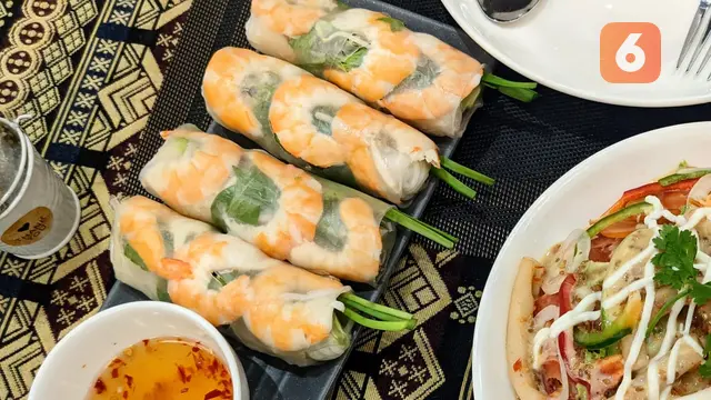 Cerita Unik di Balik Au Yay, Pakaian Tradisional Perempuan Vietnam ...