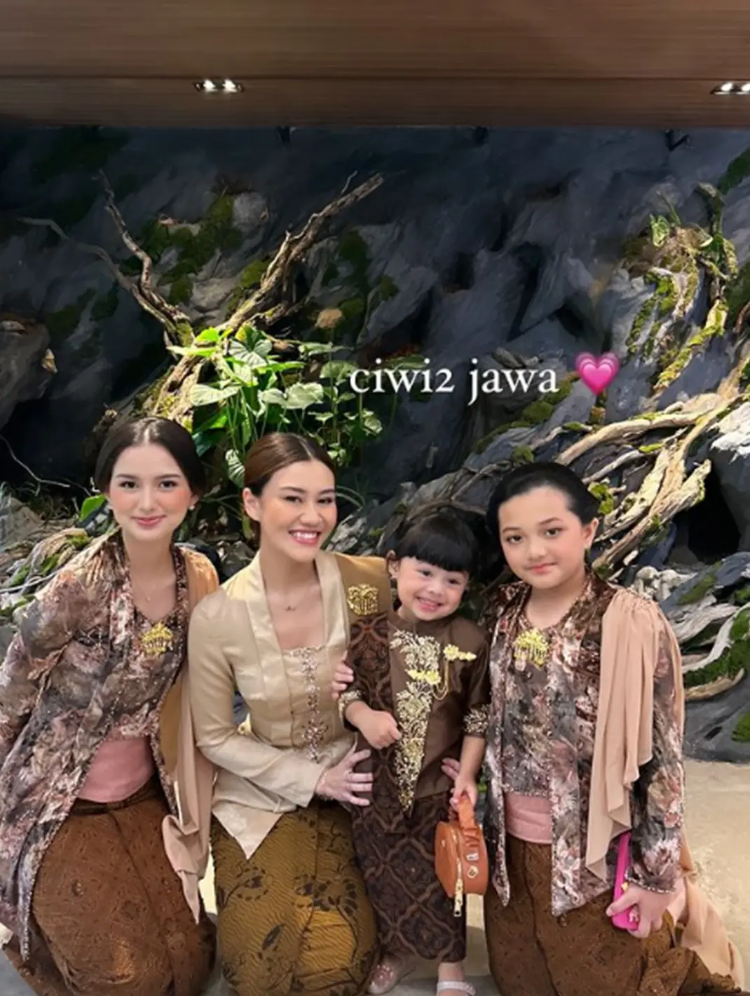 Potret Kedekatan Aaliyah Massaid dan Sarah Menzel di Acara Tedak Siten ...