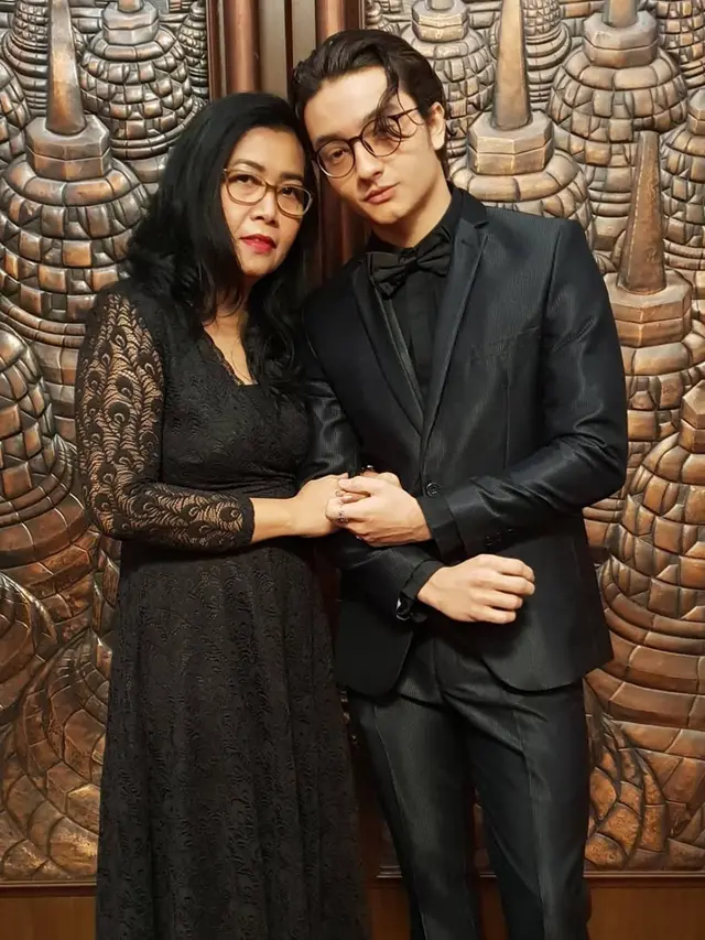 6 Potret Kedekatan Bryan dan Megan Domani dengan Ibu, Akrab dan Bahagia ...