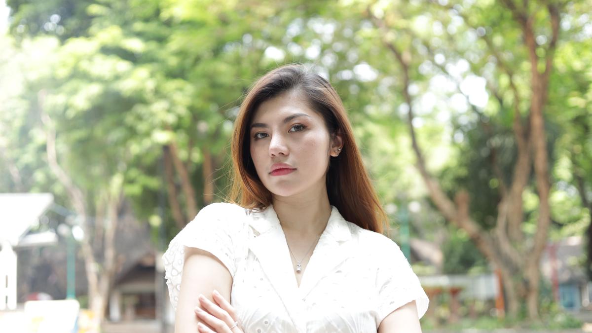 Julia Vio Aransemen Ulang Lagu Hit Yang Dipopulerkan T-Five Berjudul Mendua