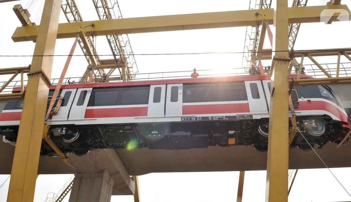 FOTO: Pengangkatan Perdana LRT Jabodebek ke Lintasan - Foto Liputan6.com