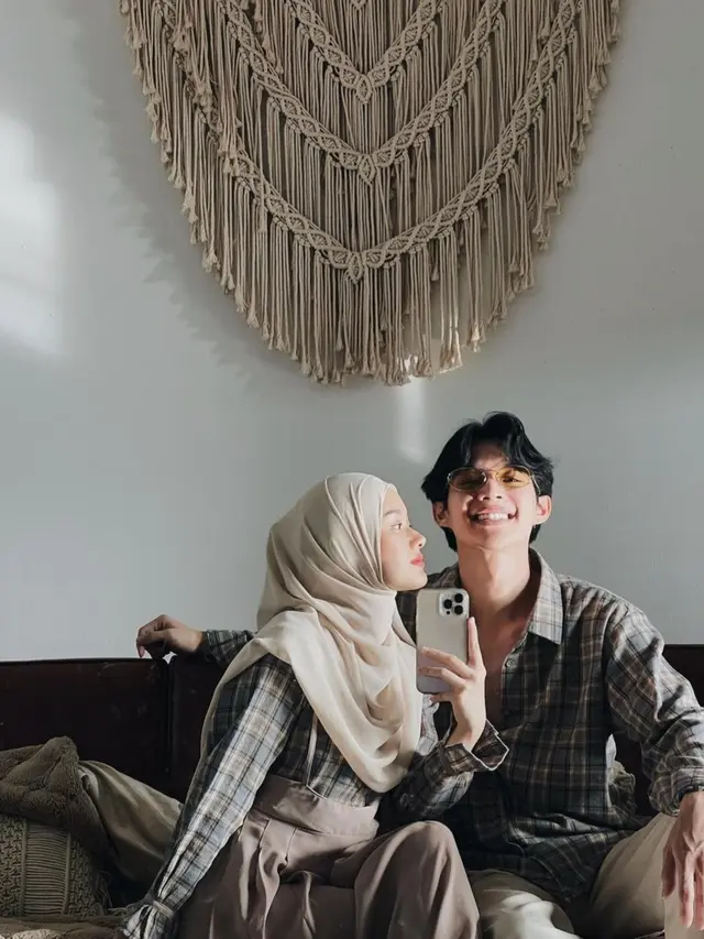 6 Potret Dinda Hauw dan Rey Mbayang Khitankan 2 Anaknya, Doa-doa Dipanjatkan ke Telinga Buah ...