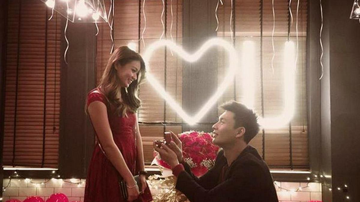 Enam Bulan Pacaran, Fandy Chow Lamar Stella di Hari Natal - Photo ...