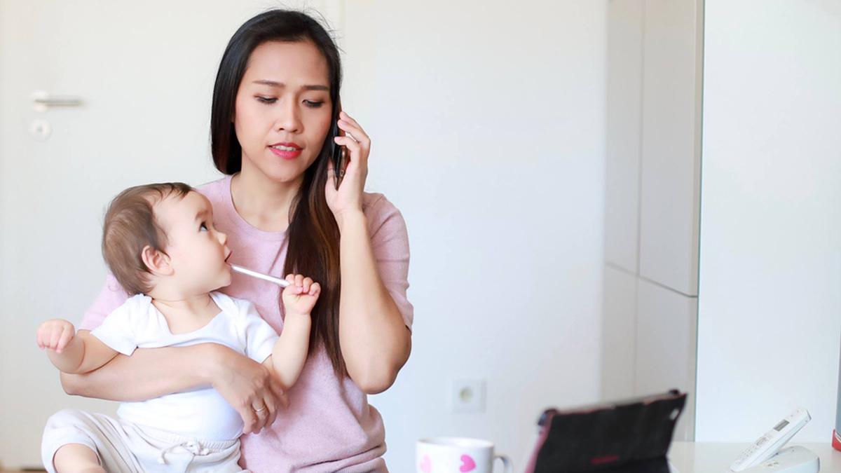 Pentingnya Mengubah Kebiasaan Main Ponsel bagi Ibu setelah Punya Anak
