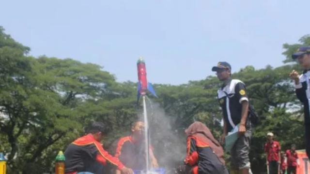 Cara Membuat Roket Air Sederhana, Ide Mainan Edukatif - Hot Liputan6.com