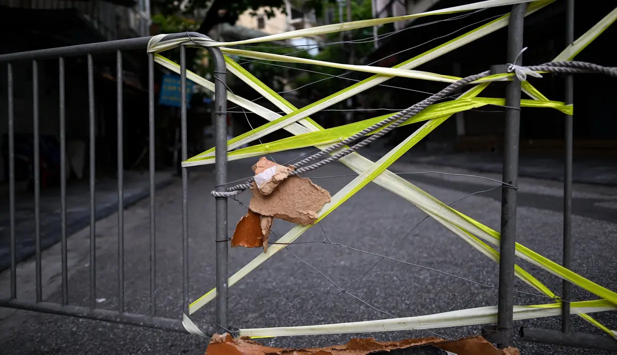 FOTO: Dari Peti Bir Hingga Kursi Rusak, Ragam Barikade Lockdown di ...