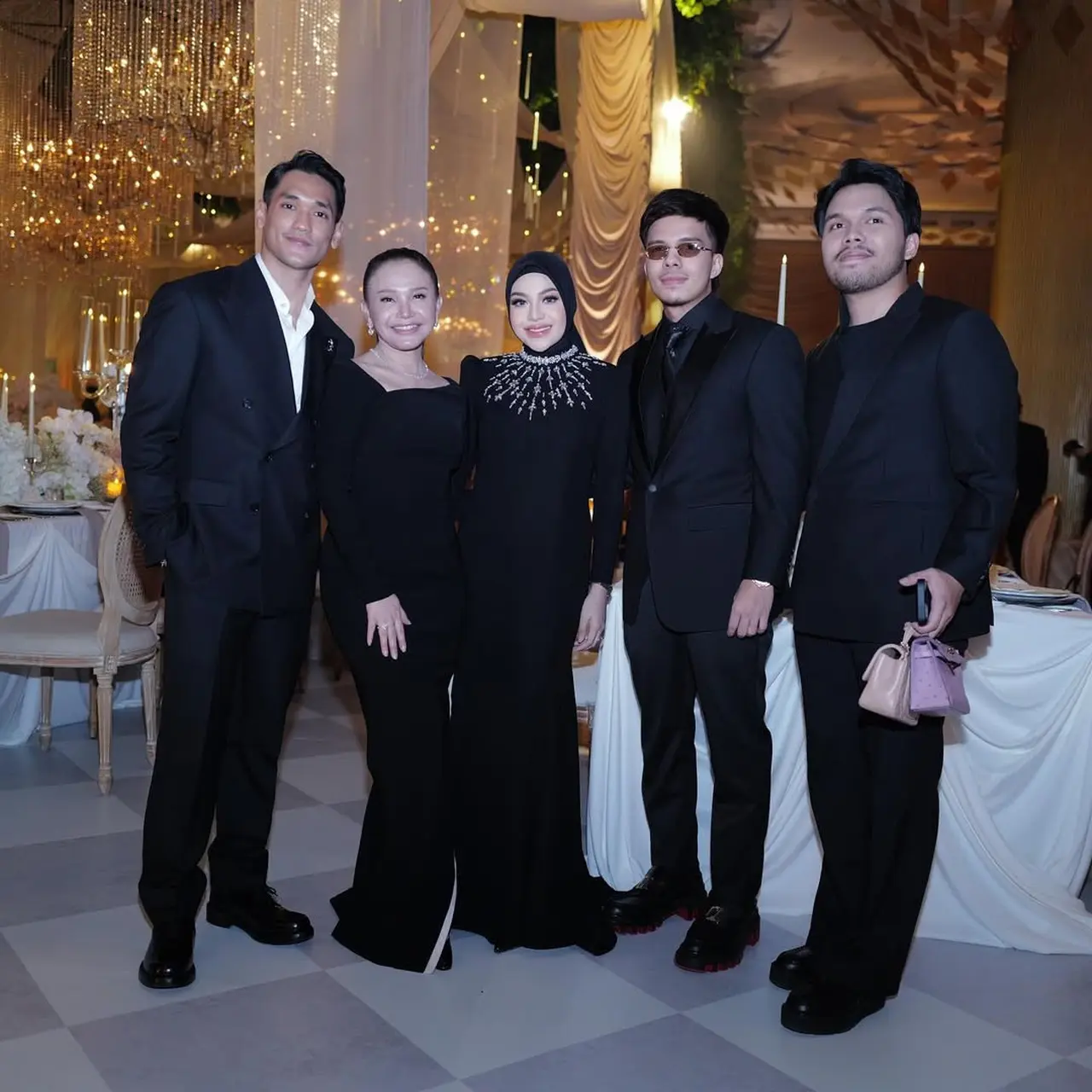 8 Gaya Elegan Seleb Berbalut Gaun Hitam di Resepsi Pernikahan Al Ghazali dan Alyssa Daguise ...