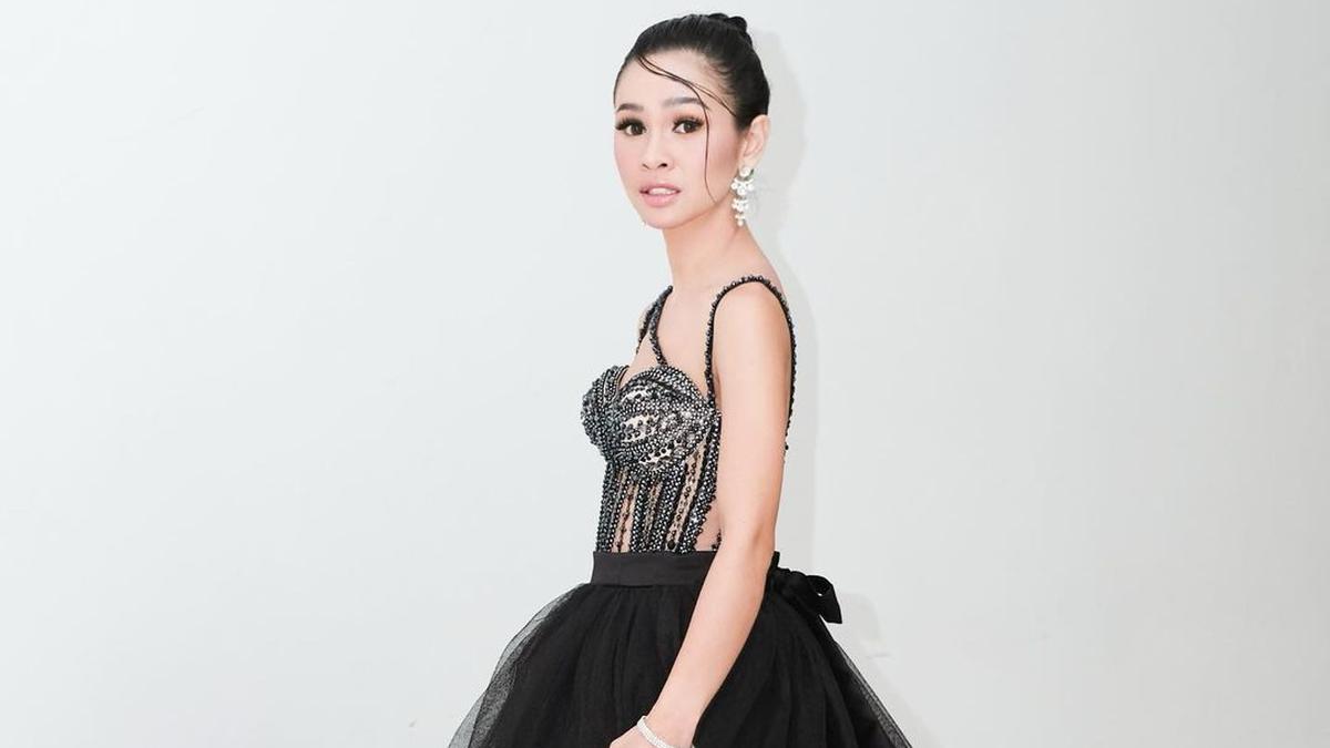 Gaya Princess Andien Manggung dengan Ballerina Gown Hitam yang Megah