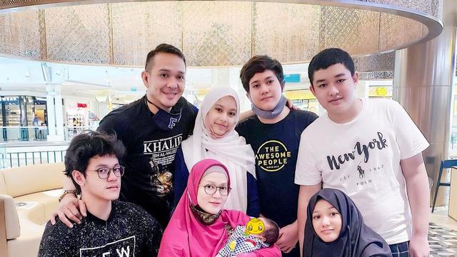 6 Potret Keluarga Fadlan Muhammad dan Lyra Virna, Harmonis Bareng 6 Anak - Hot Liputan6.com