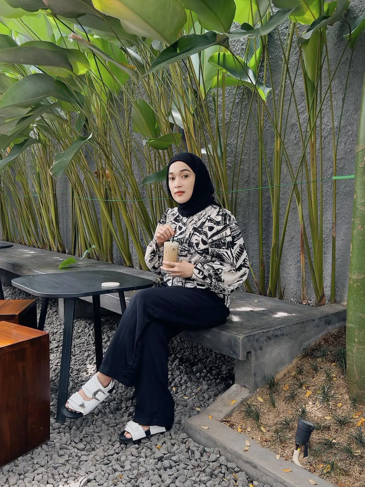 7 OOTD Tampil Anggun Pakai Hijab, Sontek gaya Ririe Fairus Ini ...