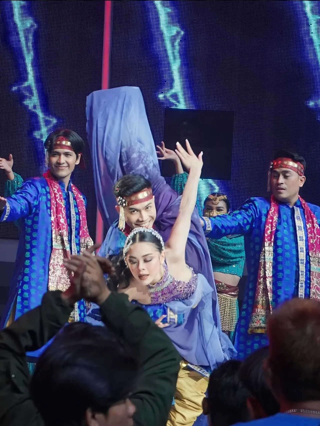 7 Potret Romantis Tama Kim Jadi Penari Latar Melly Lee, Cinlok di ...