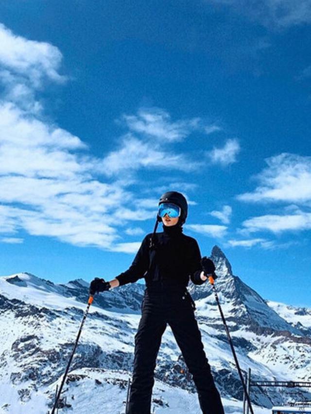 6 Penampilan Nong Poy Main Ski, Aura Cantik Terlihat Meski Berjaket Tebal