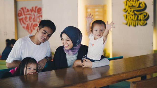 Foto: Bikin Terpukau! Gaya Hijab Si Mama Cantik Herfiza Novianti ...