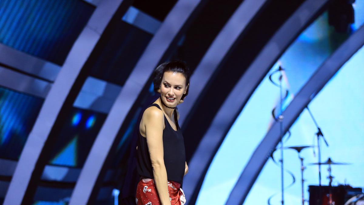 Sophia Latjuba Setia Temani Ariel Gelar Konser NOAH - Entertainment ...