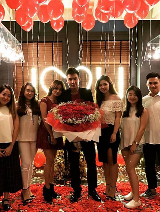 Enam Bulan Pacaran, Fandy Chow Lamar Stella di Hari Natal - Photo ...