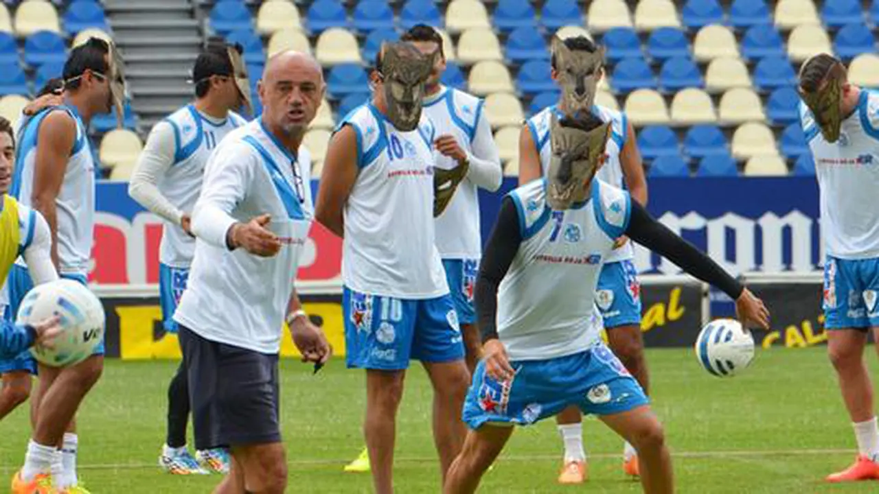 Klub Ini Mengenakan Topeng Anjing Saat Latihan - Bola Liputan6.com