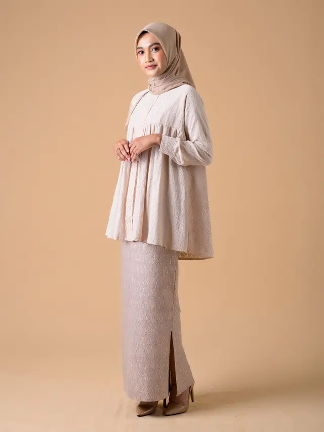 9 Model Brokat Bawahan Songket Kekinian, Kombinasi Modis Tampil ...