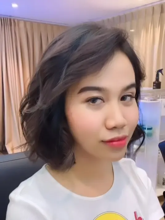 Mayang Adik Vanessa Angel Pamer Rambut Pendek, Disebut Mirip BCL - Foto ...