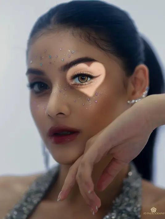 Pemotretan Terbaru Callista Arum Pakai Gaun Silver Backless, Dipuji ...