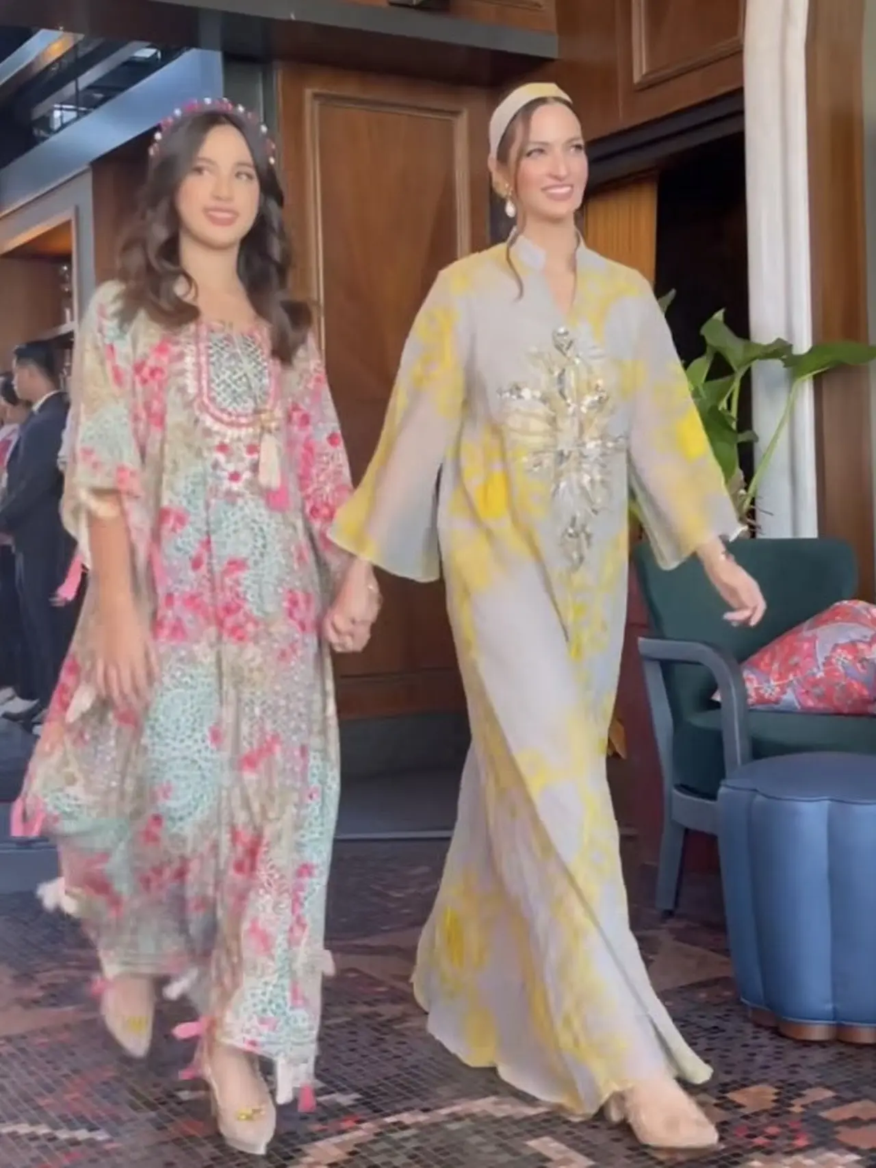 6 Potret Kompak Nia Ramadhani dan Mikhayla Jadi Model Kenakan Kaftan ...