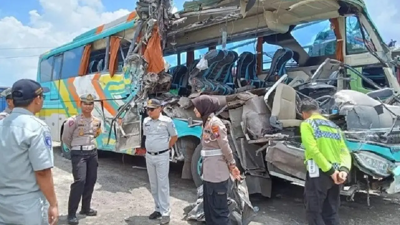 Pengakuan Penumpang Bus Maut Tabrak Truk Tronton di Gresik: Sopir Pegang Kemudi Pakai Satu ...