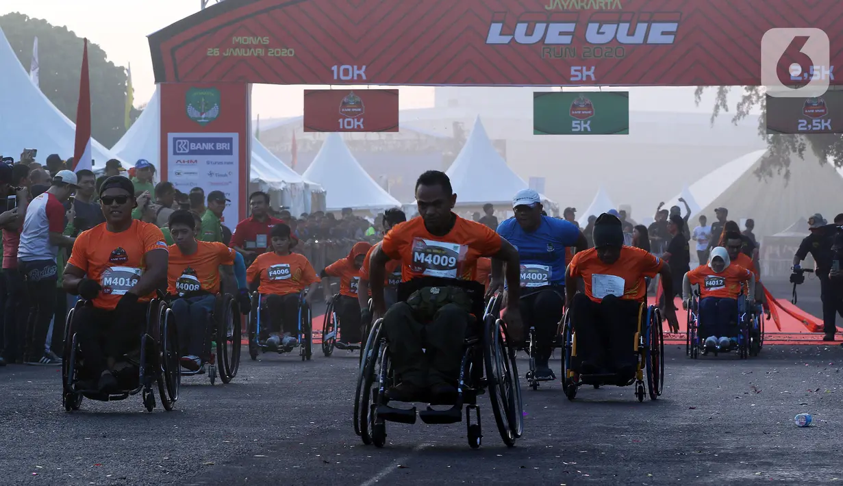 FOTO: Semangat Pengguna Kursi Roda di Lomba Lari Lo Gue Run 2020 - Foto ...