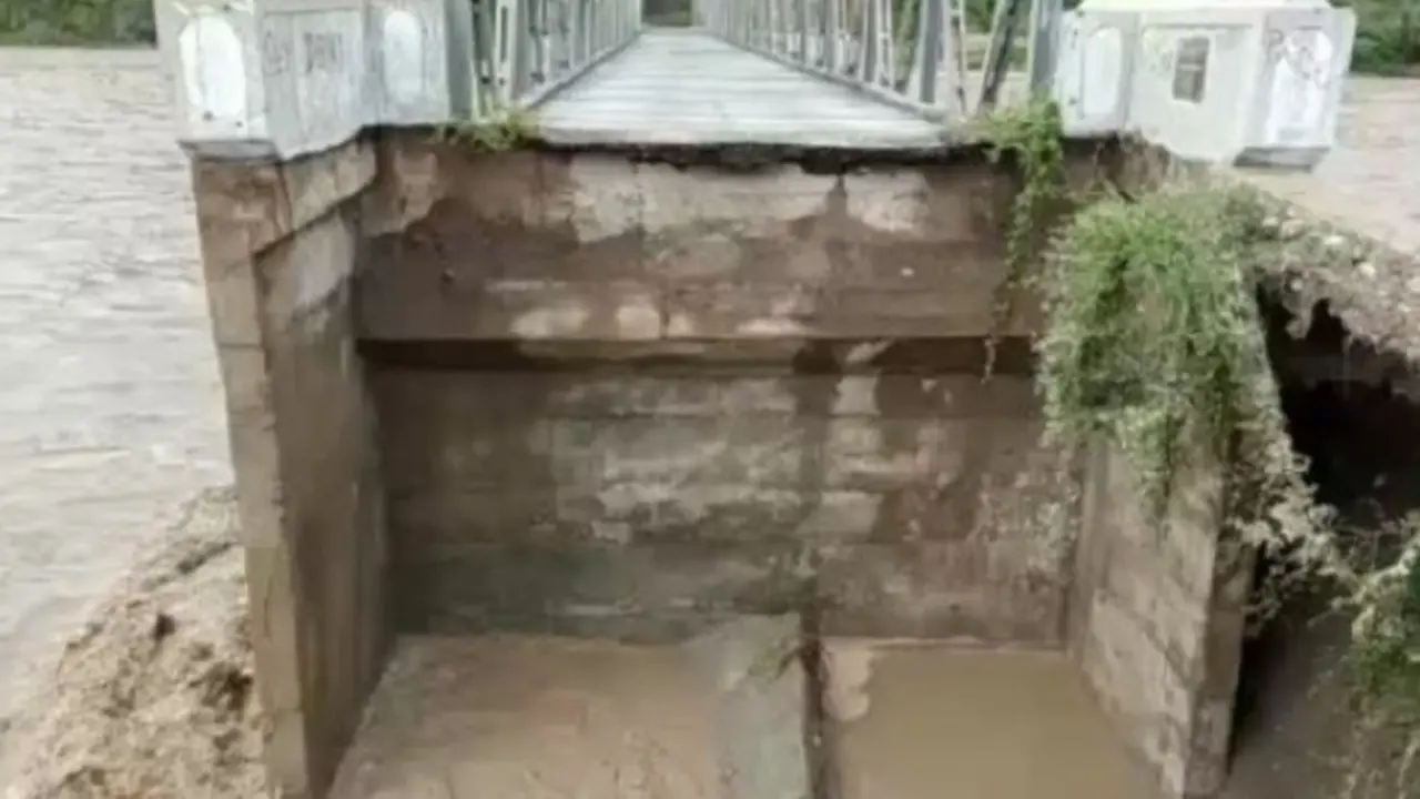 Banjir di Kabupaten Kupang, 2 Jembatan Roboh, Akses Jalan Warga Terputus - Regional Liputan6.com