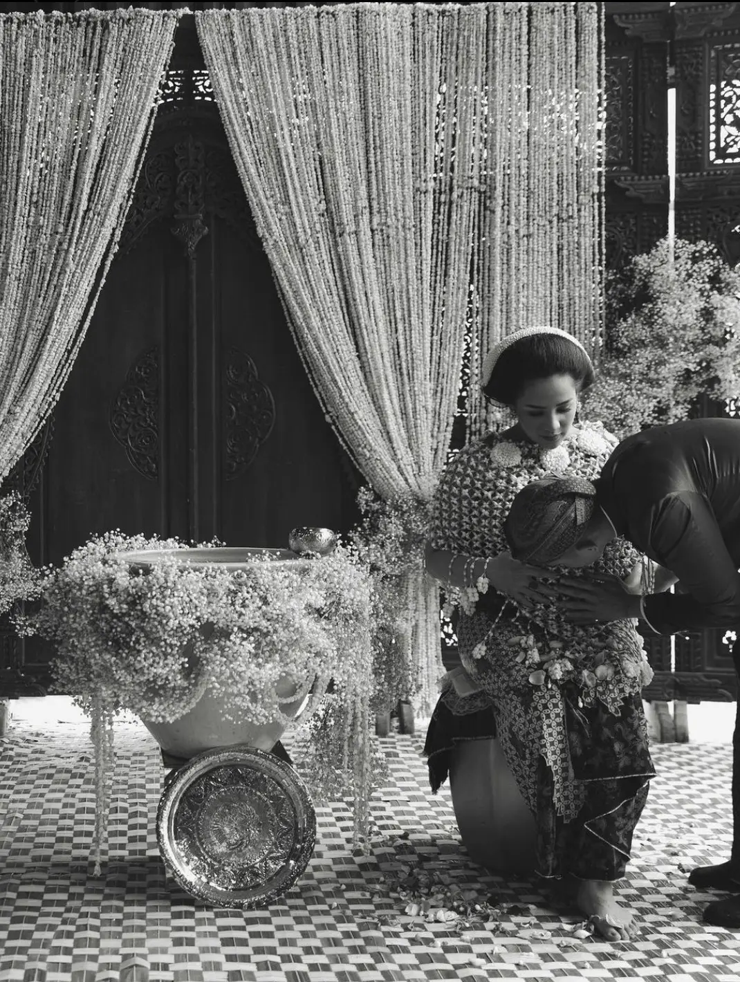 Potret Angel Pieters di Upacara Mitoni 7 Bulan Kehamilan, Kental Nuansa ...