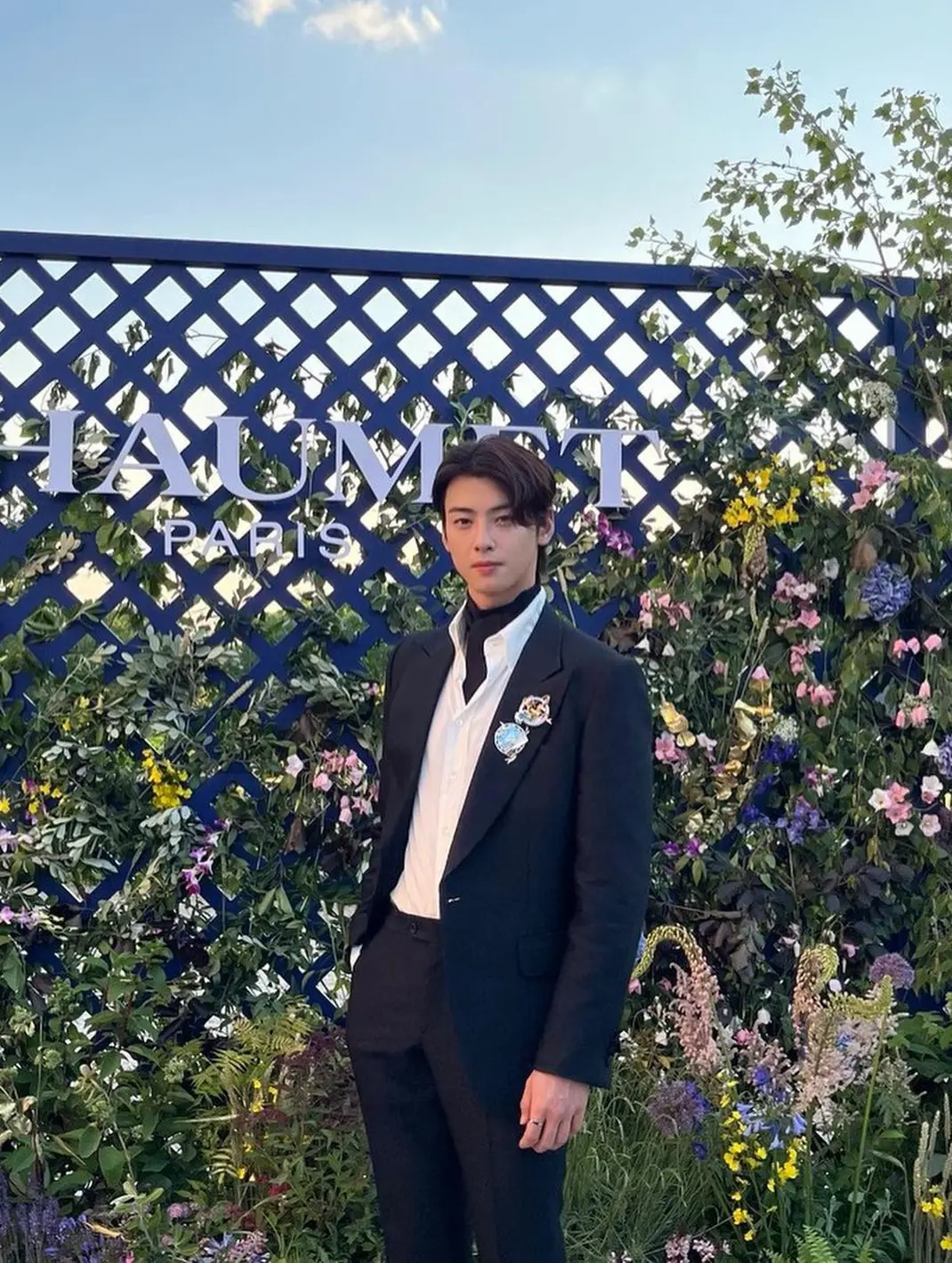 6 Potret Cha Eun Woo Tampil Bak Pangeran Saat Menghadiri Acara di Paris ...