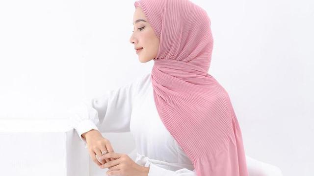 7 Tutorial Hijab Pashmina Plisket yang Jadi Tren 2021, Simple dan Modis ...