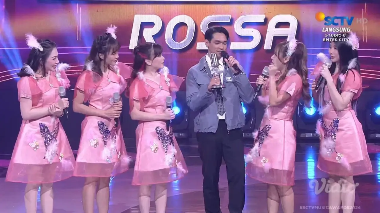 Gemes! Afgan Mewakili Rossa Ambil Piala di Panggung SCTV Music Awards ...