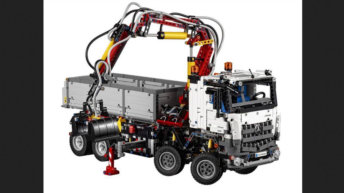 Lego dan Mercy Ciptakan Model yang Paling Kompleks