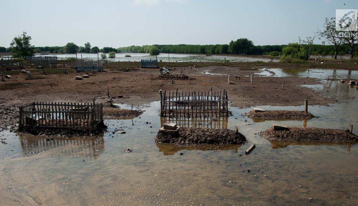 Banjir Rob Landa Kawasan Pemakaman di Muara Gembong - Foto Liputan6.com