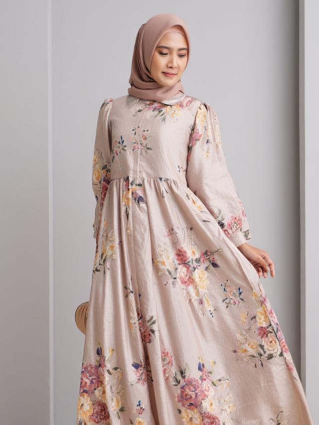 12 Model Gamis Simple tapi Mewah Motif Bunga, Kenakan Desain Ini Untuk ...