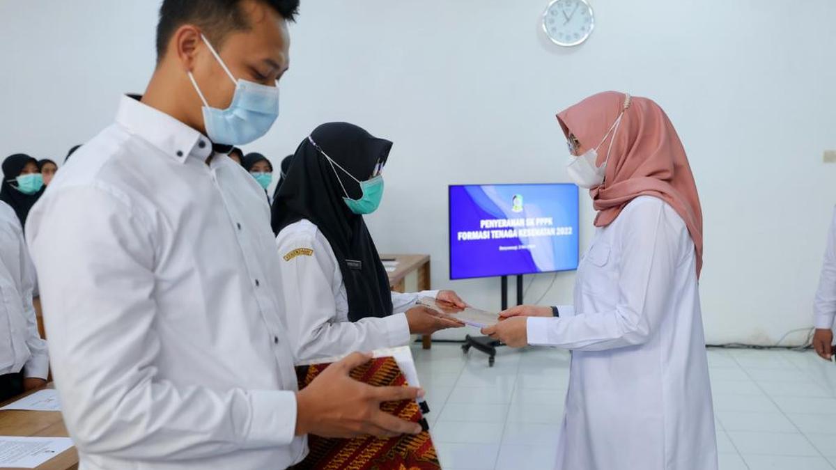 Serahkan SK PPPK Nakes, Bupati Ipuk Minta Layanan Kesehatan ...