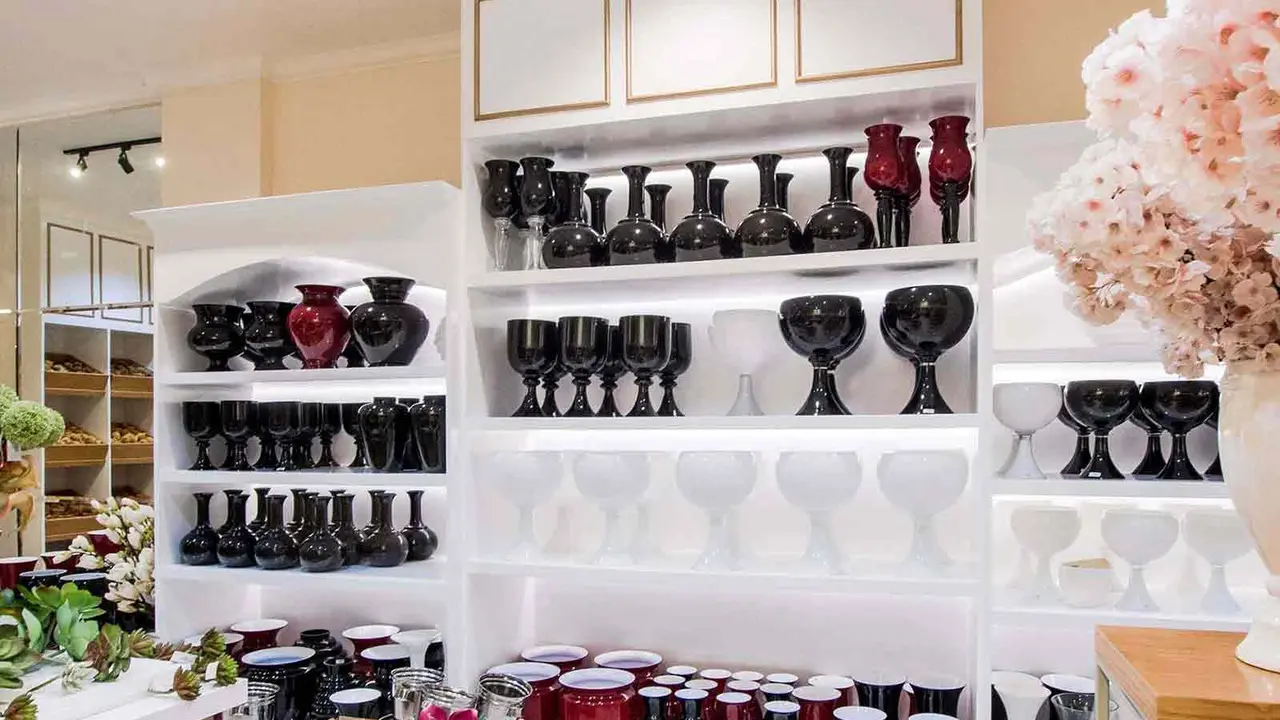 Desain Toko Bunga Serba Putih Bernuansa Klasik Kontemporer yang Cantik ...