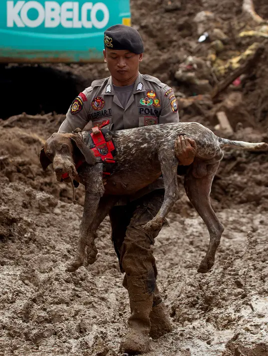 FOTO: Perjuangan Tim SAR Evakuasi Korban Longsor Gowa - Foto Liputan6.com