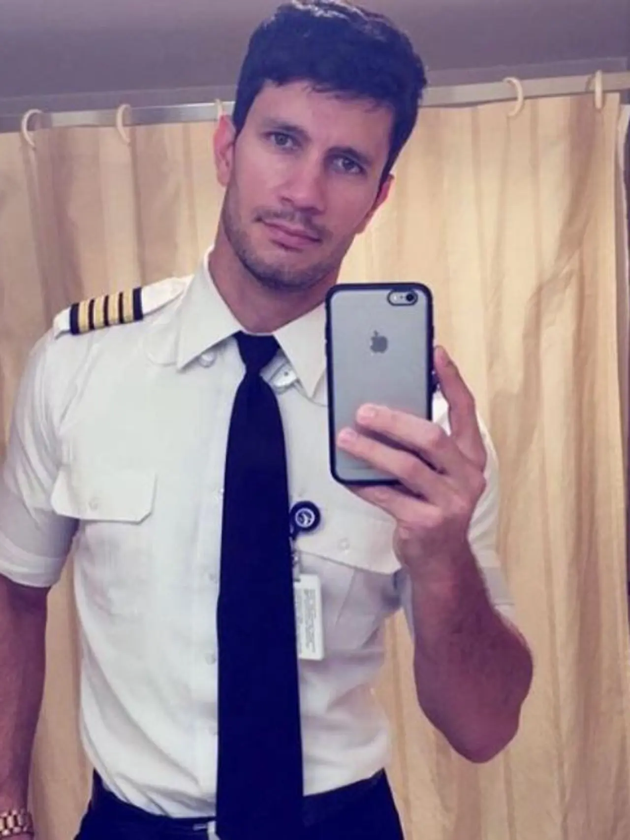 Foto Viral: Ketampanan Pilot Ini Bikin Para Perempuan Nggak Berkedip ...