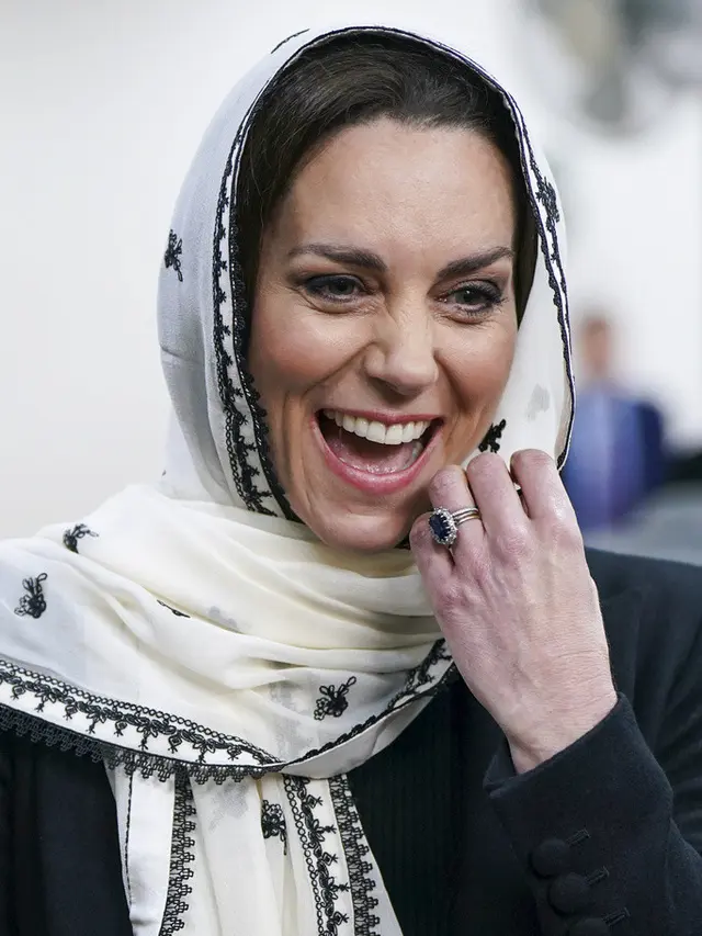 Potret Kate Middleton Kenakan Kerudung Saat Kunjungi Muslim Centre di ...