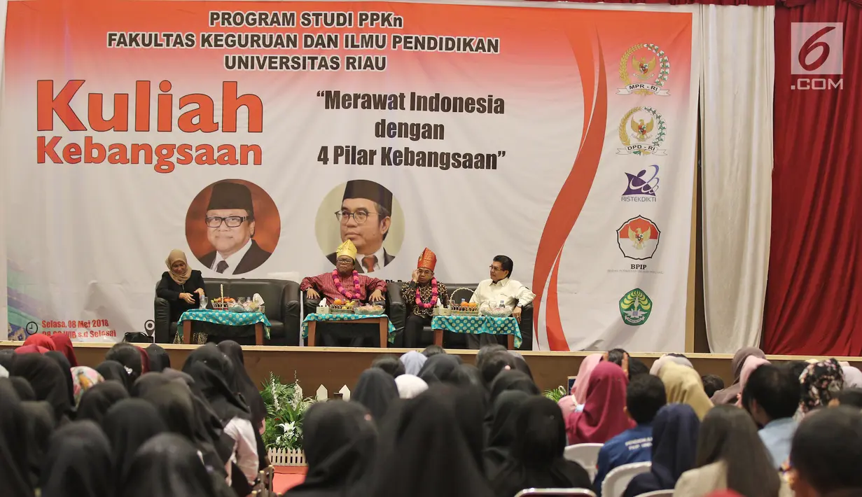 FOTO: Berkalung Bunga, Oesman Sapta Beri Kuliah Kebangsaan di ...