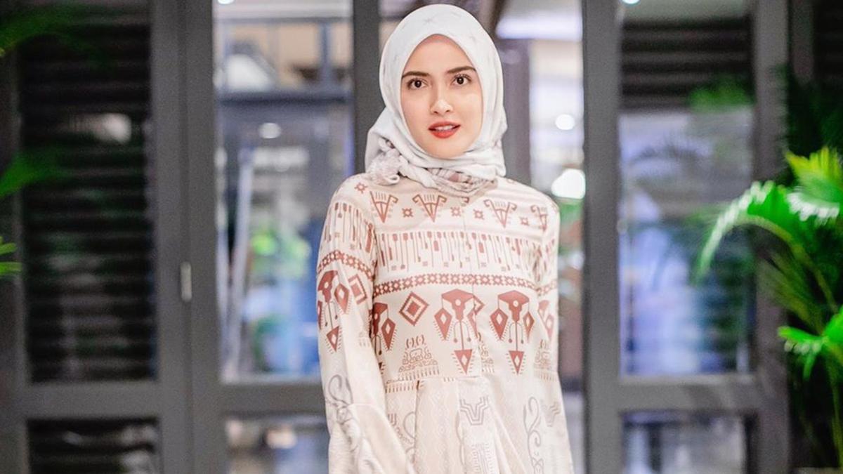 Cantiknya Shandy Aulia Tampil Berhijab Saat Hadiri Acara Buka Puasa ...