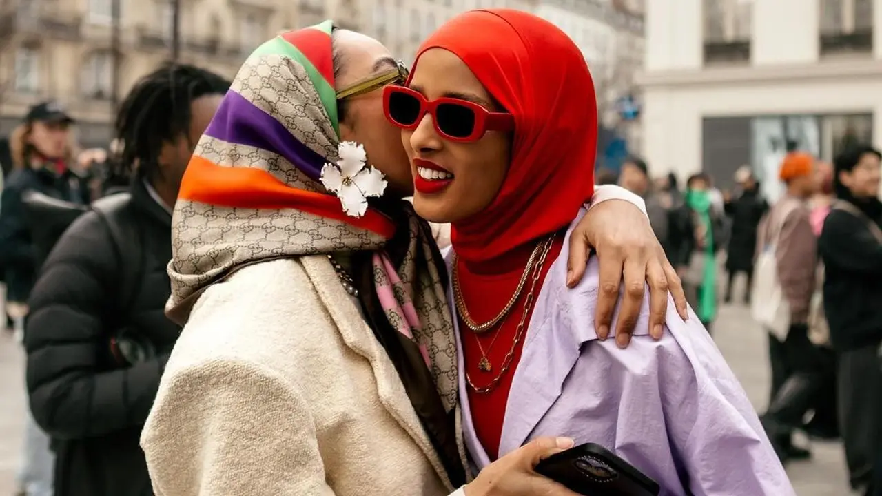 Cantik dan Elegannya Rawdah Mohamed, Model dan Editor Vogue Berhijab ...