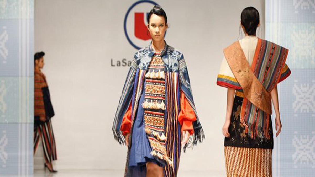 Keindahan Kain Flores Dalam Fashion Show Nian Tana - Fashion Fimela.com