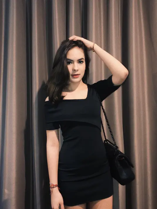 Potret Steffi Zamora Pakai Busana Hitam, Tampil Elegan - Foto Liputan6.com