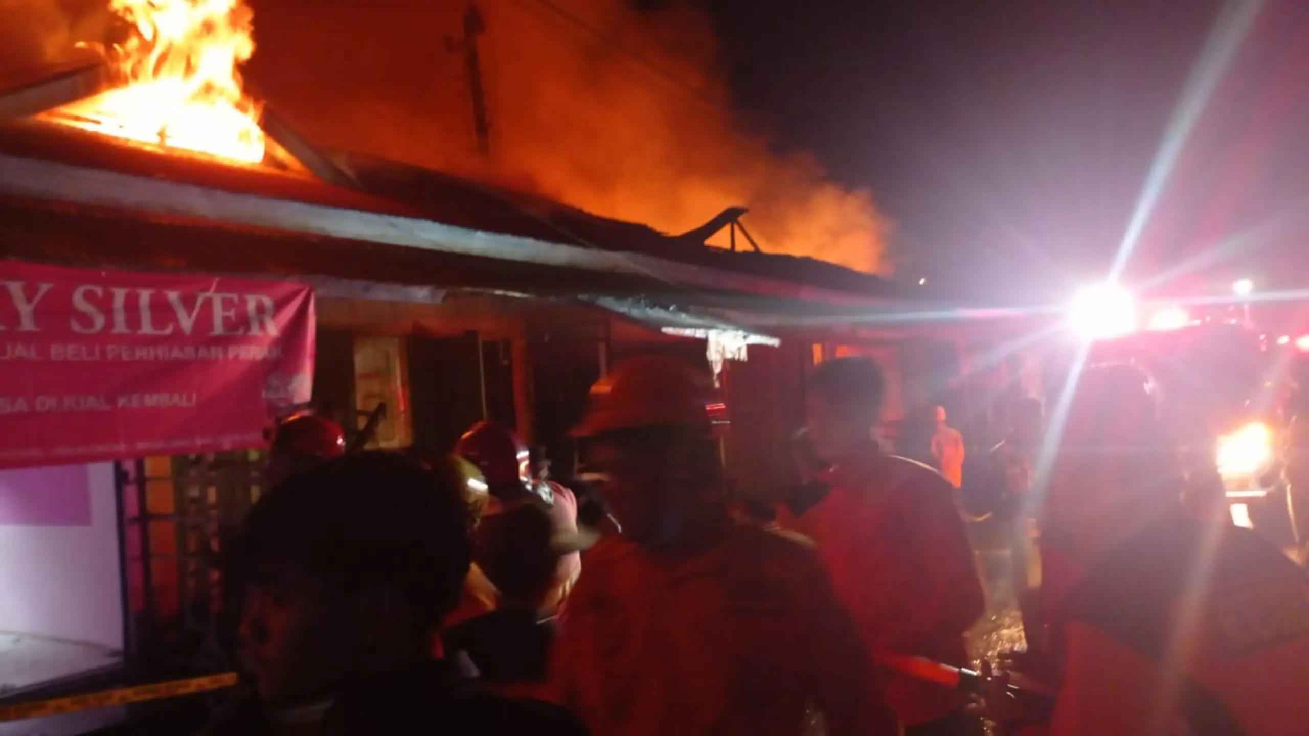 Kebakaran Pasar Belik Pemalang, Polisi Amankan TKP dan Bantu Proses ...