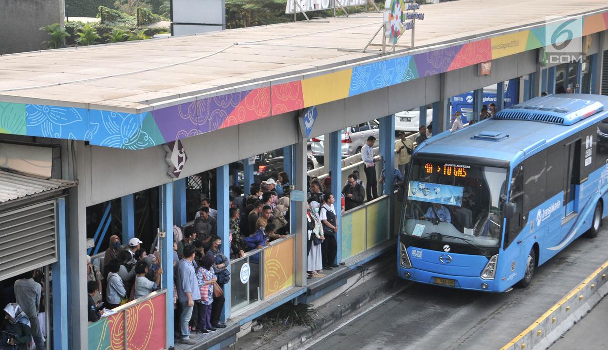 FOTO: Jumlah Penumpang Transjakarta Meningkat 10 Persen - Foto Liputan6.com