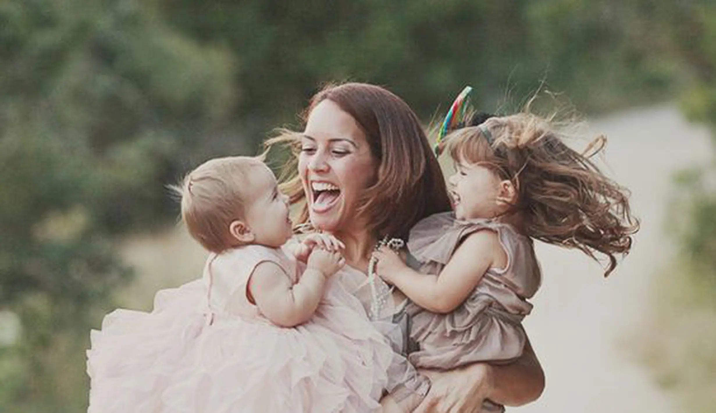 Inspirasi Foto Keluarga Ibu dan Anak Perempuan Tanpa Studio Foto