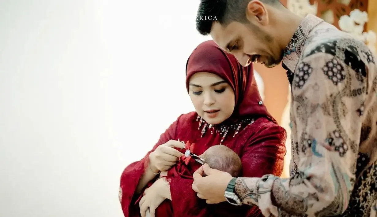 Vebby Palwinta Gelar Aqiqah, Hidung Mancung Anak Kedua Jadi Sorotan - Photo Fimela.com